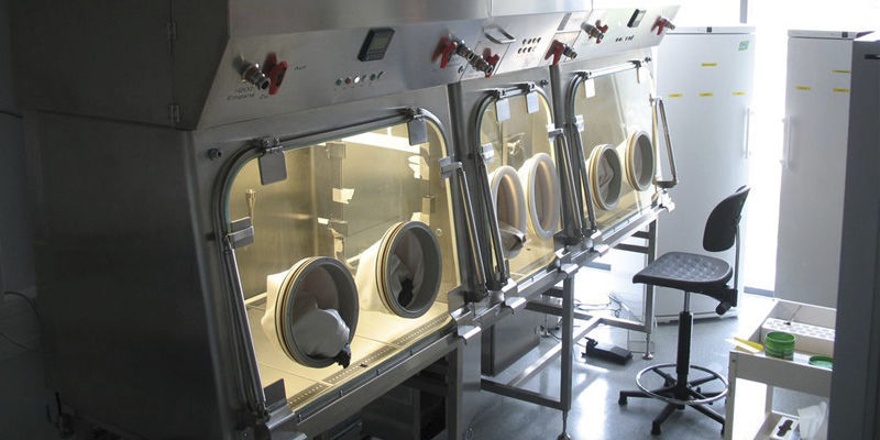 Isolateur de confinement stérile - ART GmbH - sur pied / classe ISO 5