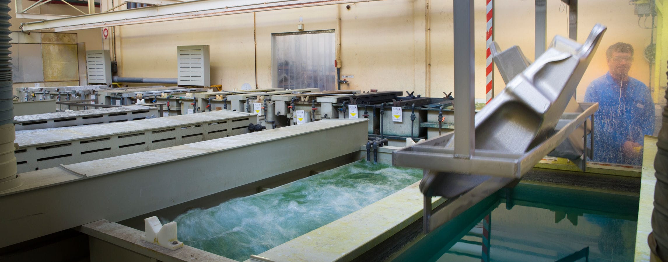 Anodisation sulfurique - Figeac Aero - du titane / pour l'aéronautique ...