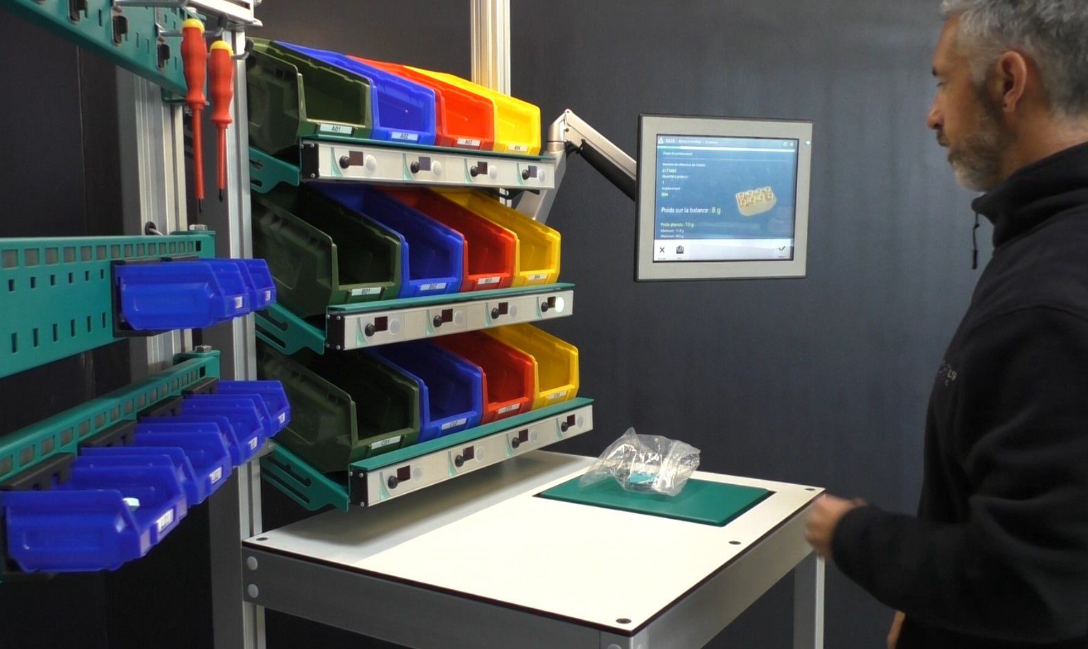 Poste de travail pour assemblage - Signature SAS - de préparation de ...