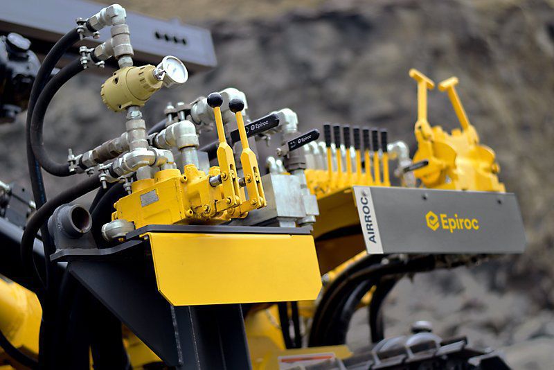 Foreuse multifonction - AirROC T35 - Epiroc - sur chenilles / fond de ...