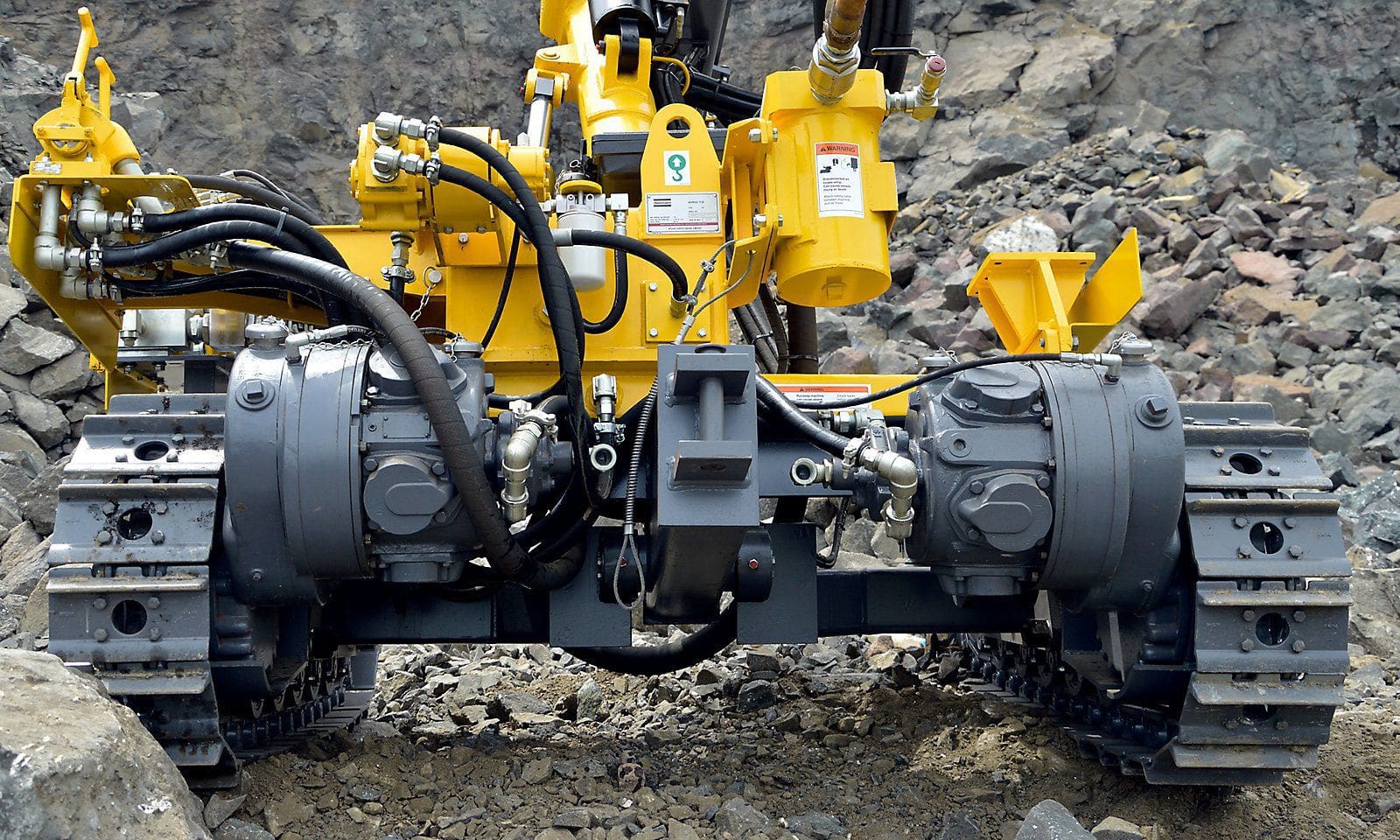 Foreuse multifonction - AirROC T35 - Epiroc - sur chenilles / fond de ...