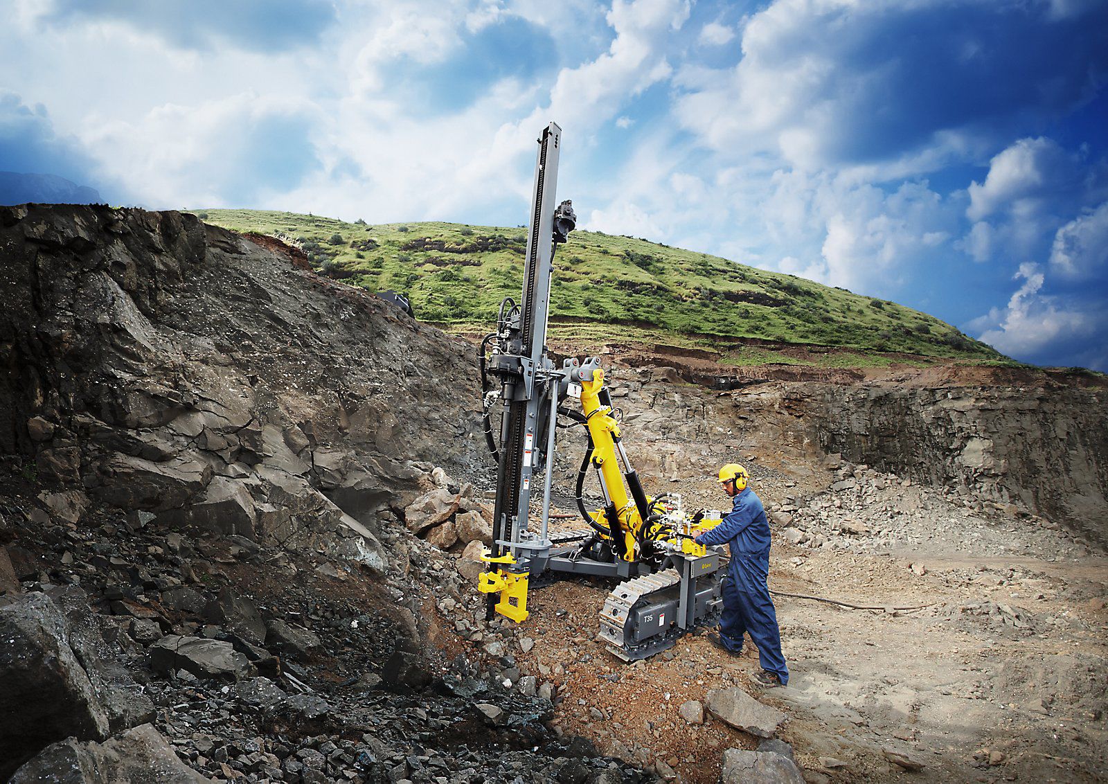 Foreuse multifonction - AirROC T35 - Epiroc - sur chenilles / fond de ...