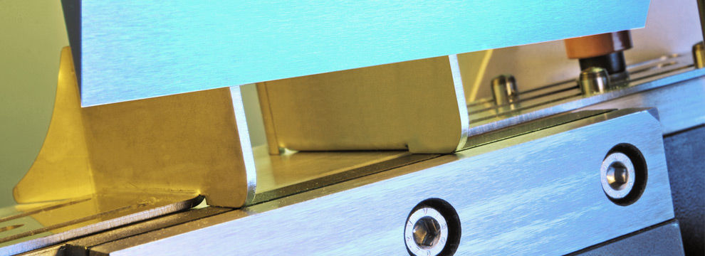 Machine de découpe pour caoutchouc / à l'emporte pièce / de profilés ...