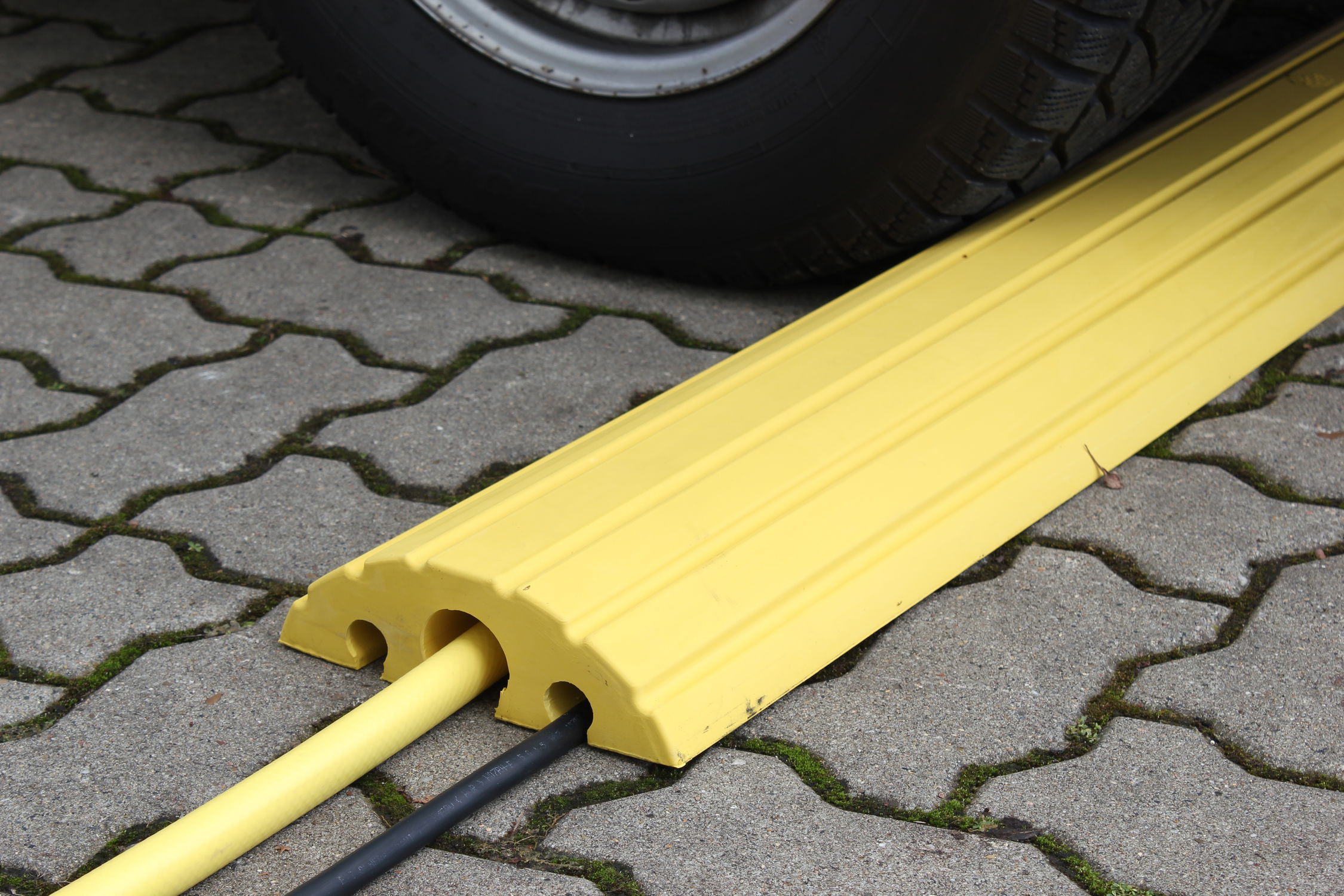 Protection de câbles pour le passage de véhicules - 20010 - Dancop ...