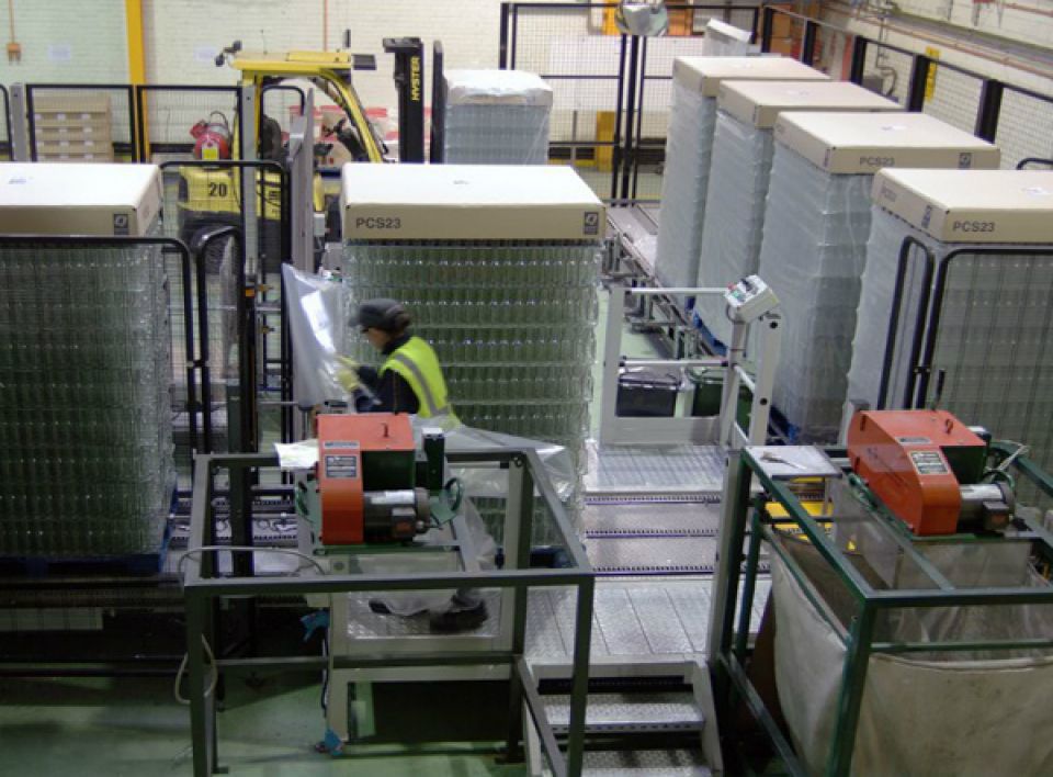 Dépalettiseur robotisé / de bouteilles / de paquets / pour casiers ...