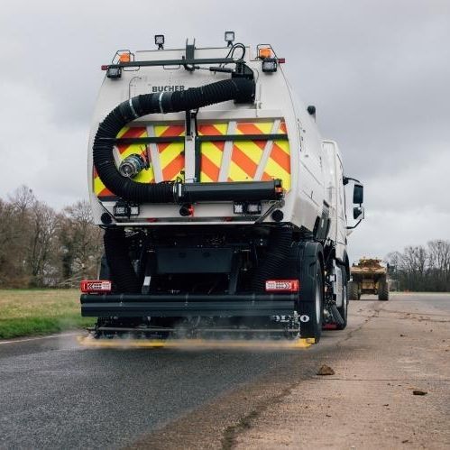 Balayeuse aspiratrice sur camion - MaxPowa V80 rear suction - Bucher ...